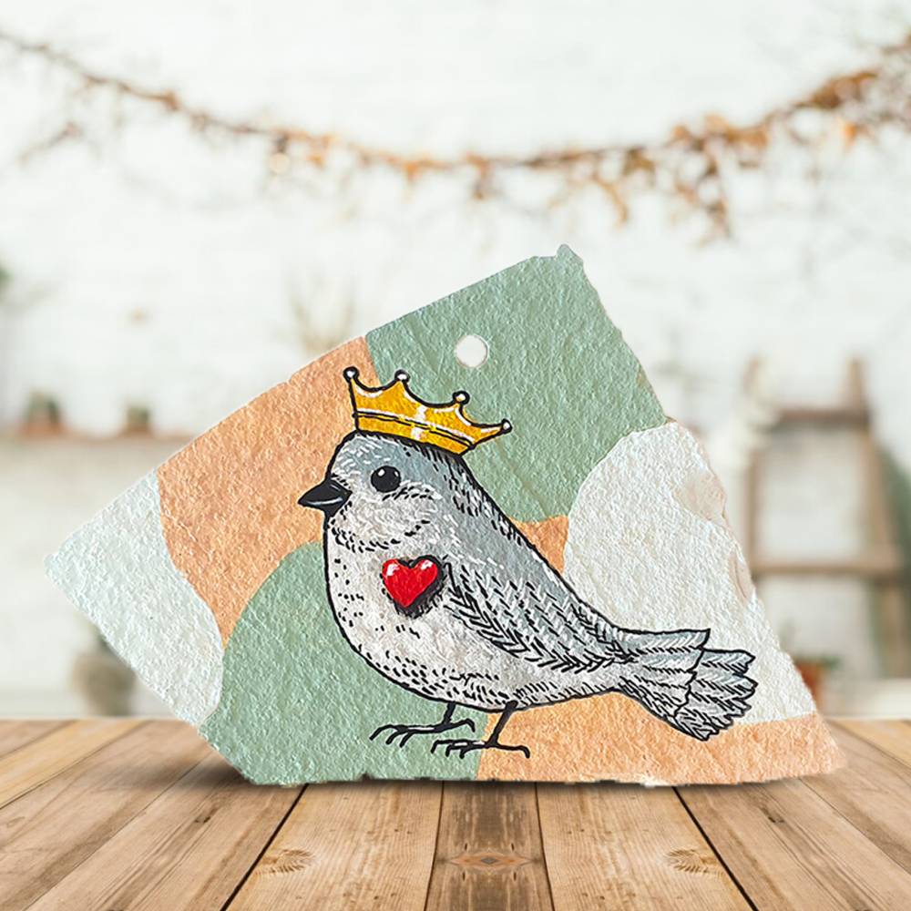 Stein mit Vogel mit Krone und Herz