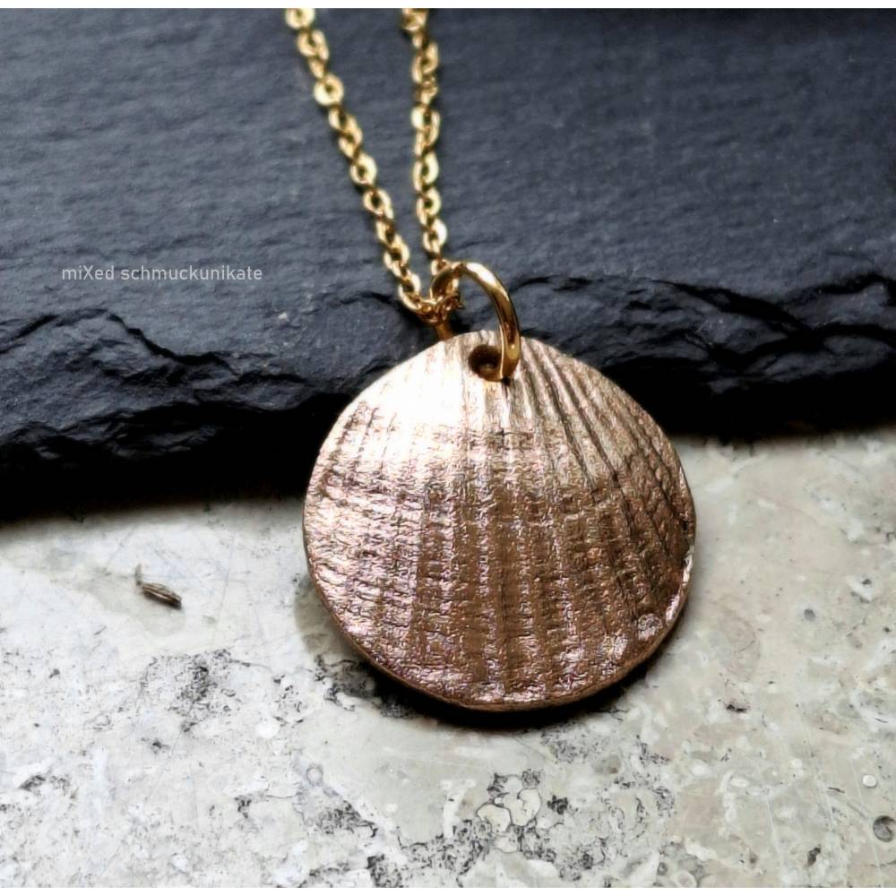 Kettenanhänger aus Bronze Muschel