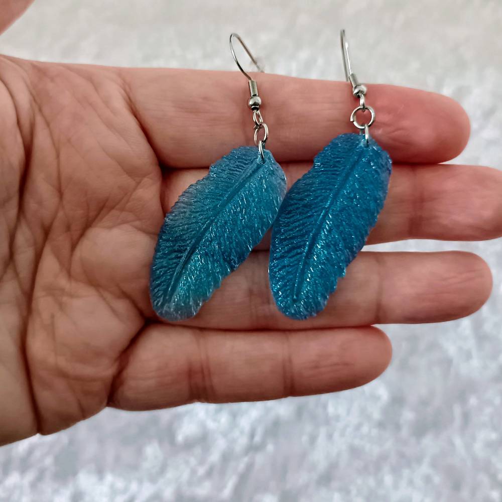 Ohrringe Epoxidharz Feder klein hellblau transparent