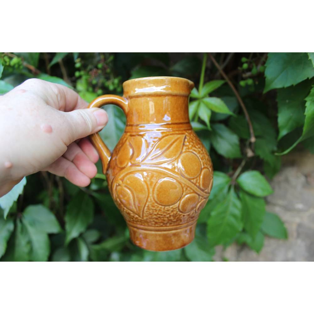 kleiner Weinkrug braun mit Weintrauben Dekor / Wein Karaffe 15 cm Keramik / 60er 70er Jahre DDR GDR