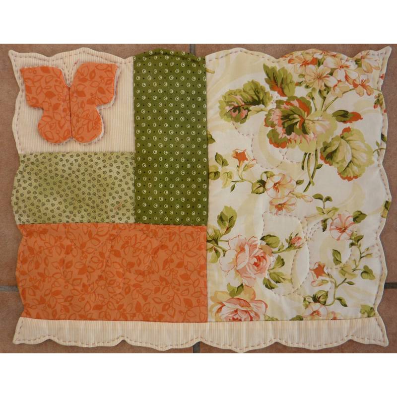 Tischset kleines Deckchen mit Schmetterling und Zackenrand