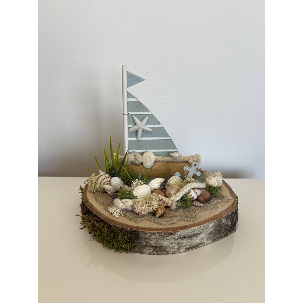 Maritime Deko mit einem Schiff Boot