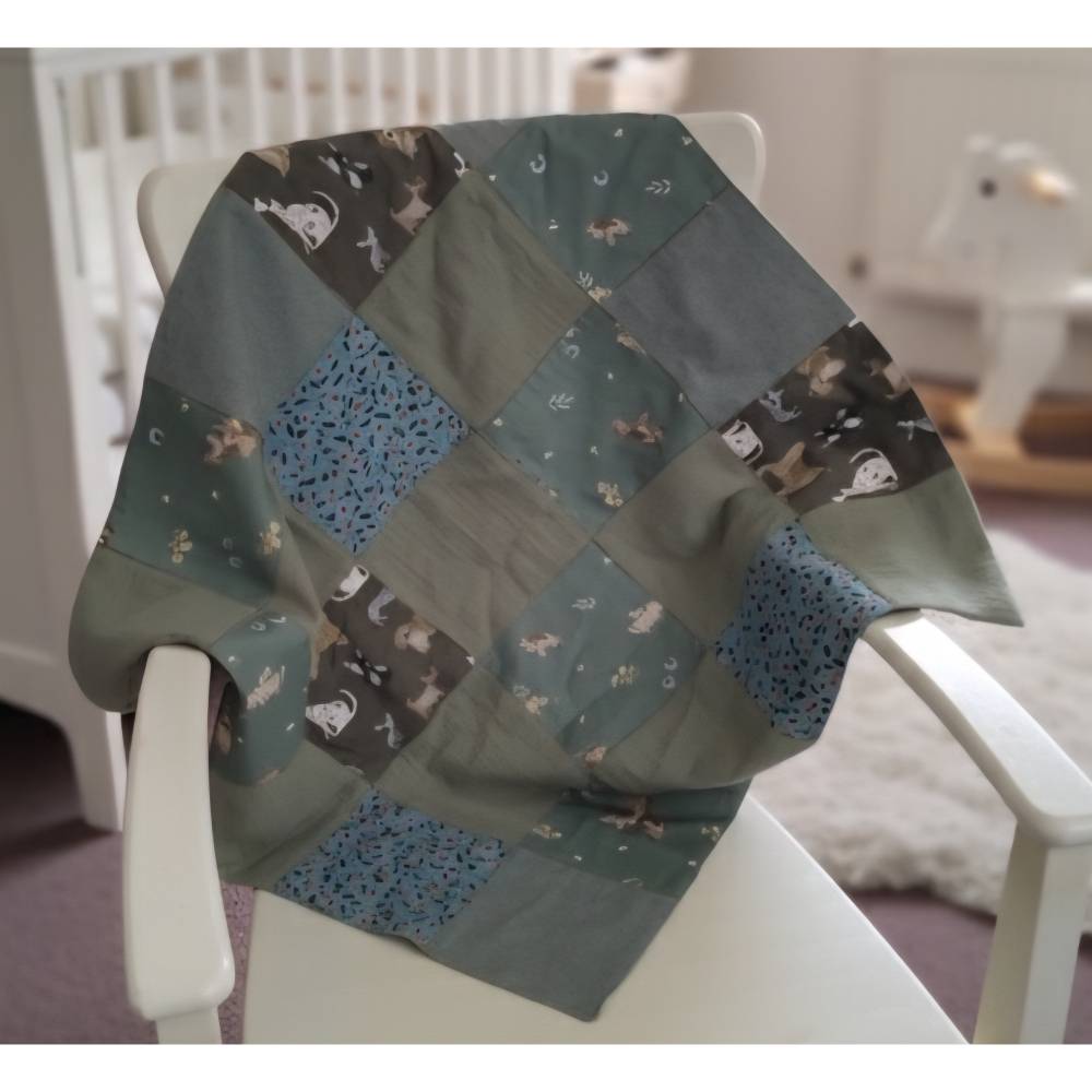 Babydecke Patchwork grün mit Pferden und Hunden