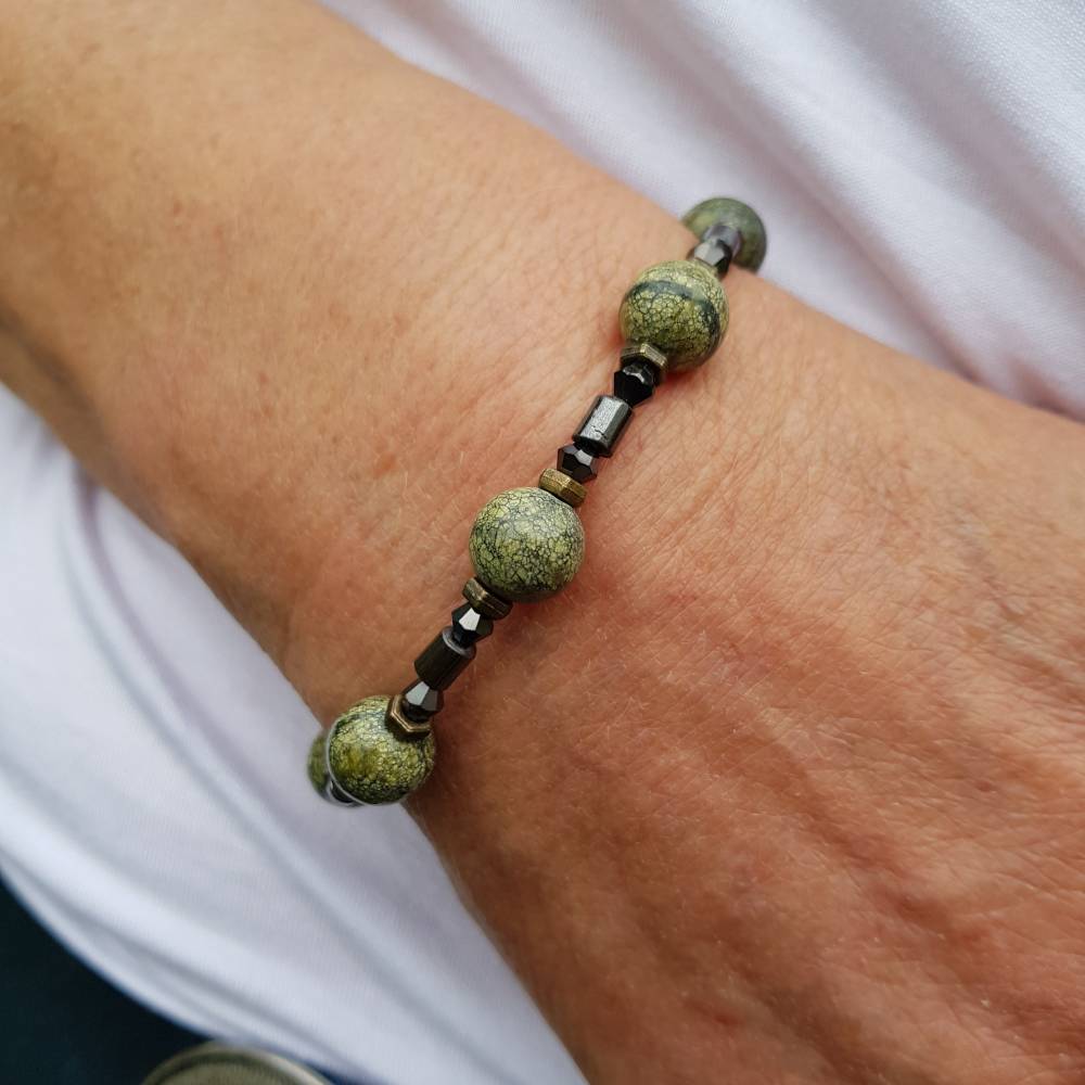 Armband aus Naturstein Serpentin und Hämatit Perlen , spiritueller ...