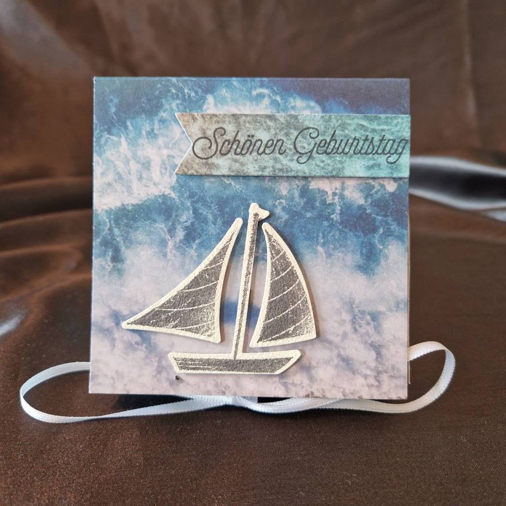 Geburtstagskarte mit Geschenkverpackung - Segelboot und Wasser
