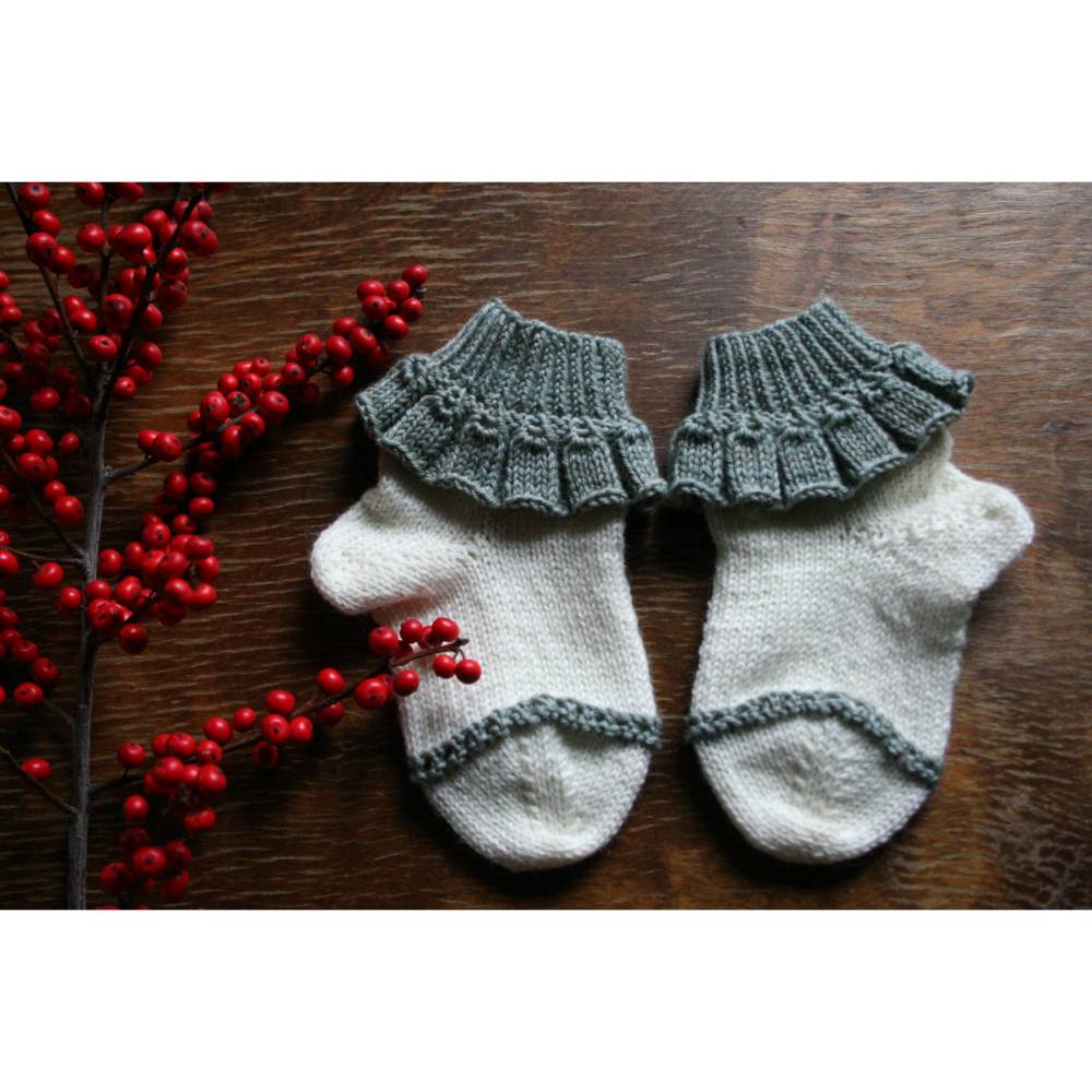 Anleitung: Fairy Steps - Socken mit Rüsche stricken 14 Größen von Baby ...