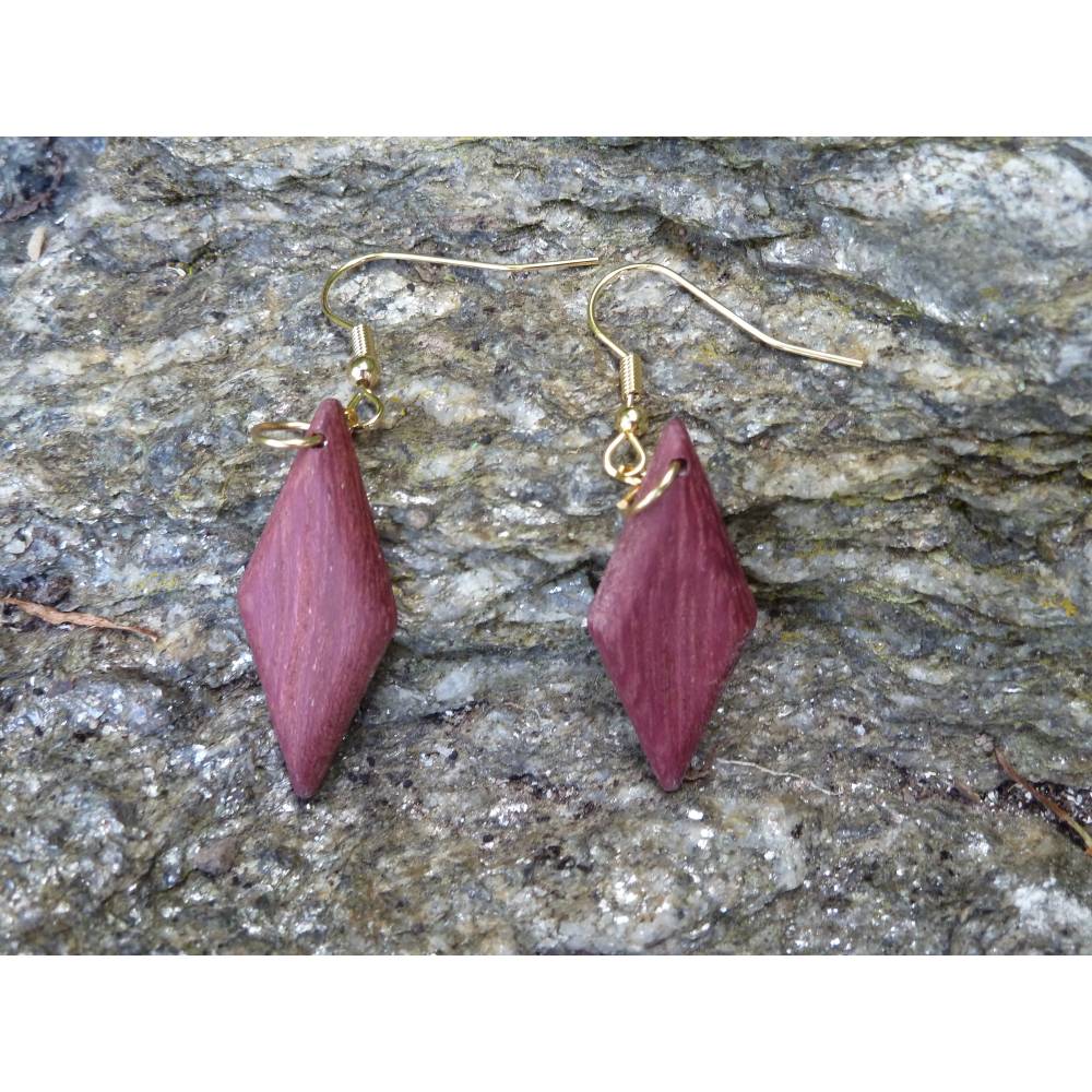 Geometrische Hängeohrringe in Form einer Raute aus Purpleheart