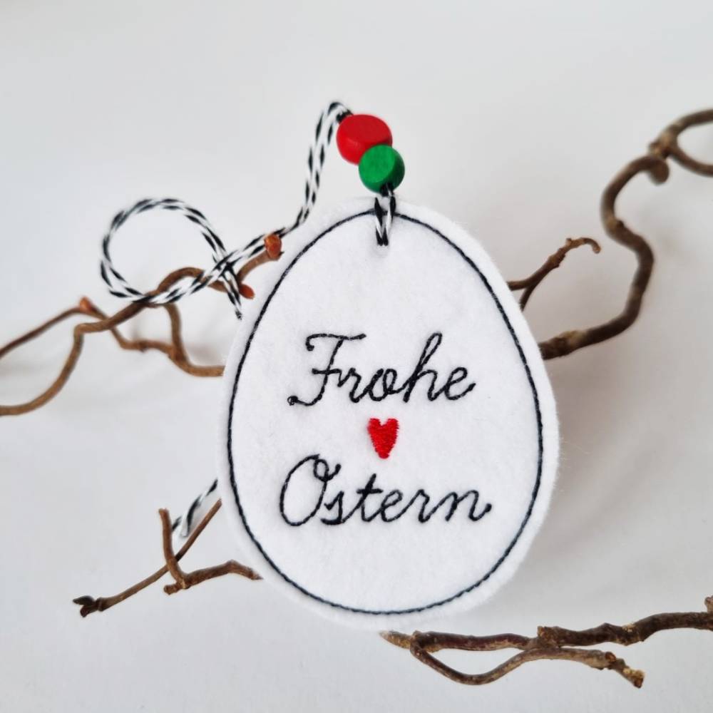 Osterei aus Filz mit zwei Holzperlen - FROHE OSTERN in Schreibschrift ...