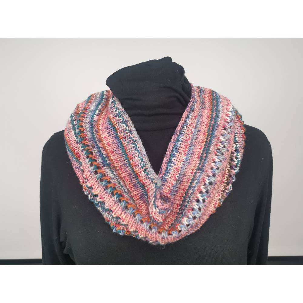 Einfacher Loop Cowl handgestrickt bunt