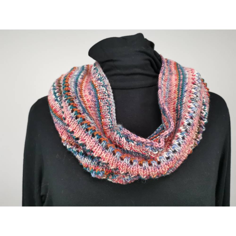 Einfacher Loop Cowl handgestrickt bunt